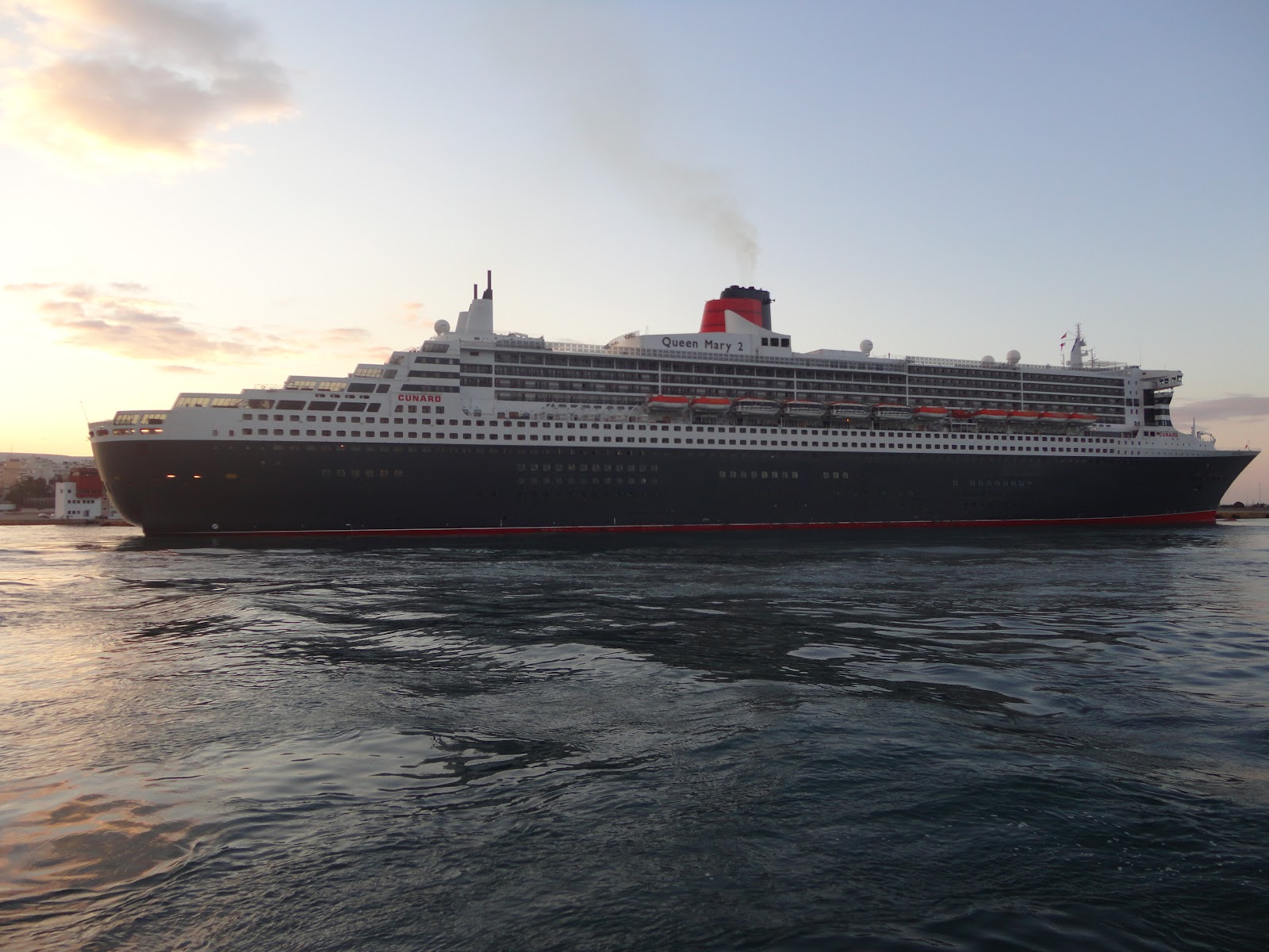 Πειραιάς - Piraeus: RMS Queen Mary 2 at Piraeus
