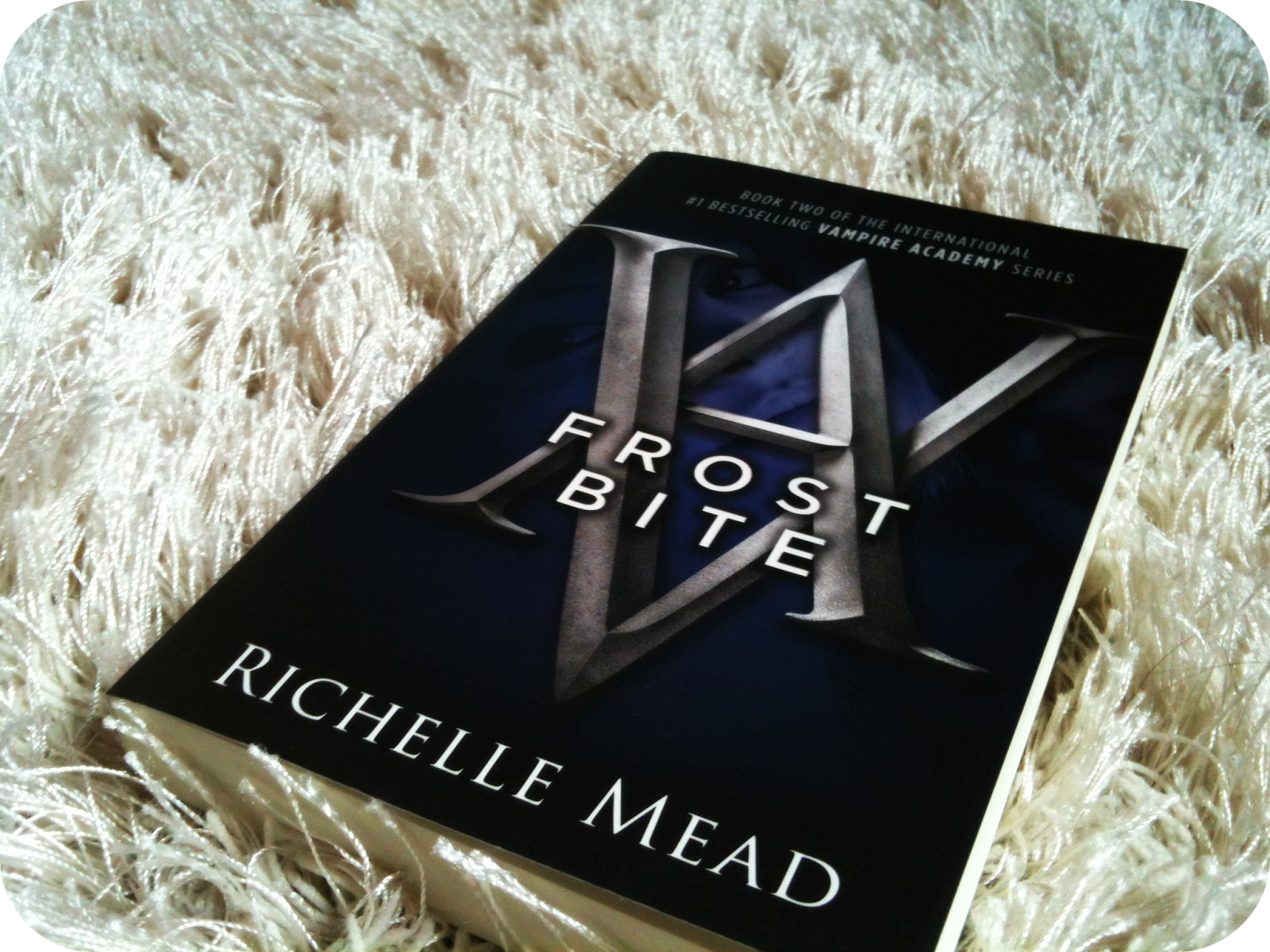 kueckibooks: |Kurzrezension| "Vampire Academy #2 Frostbite" von ...