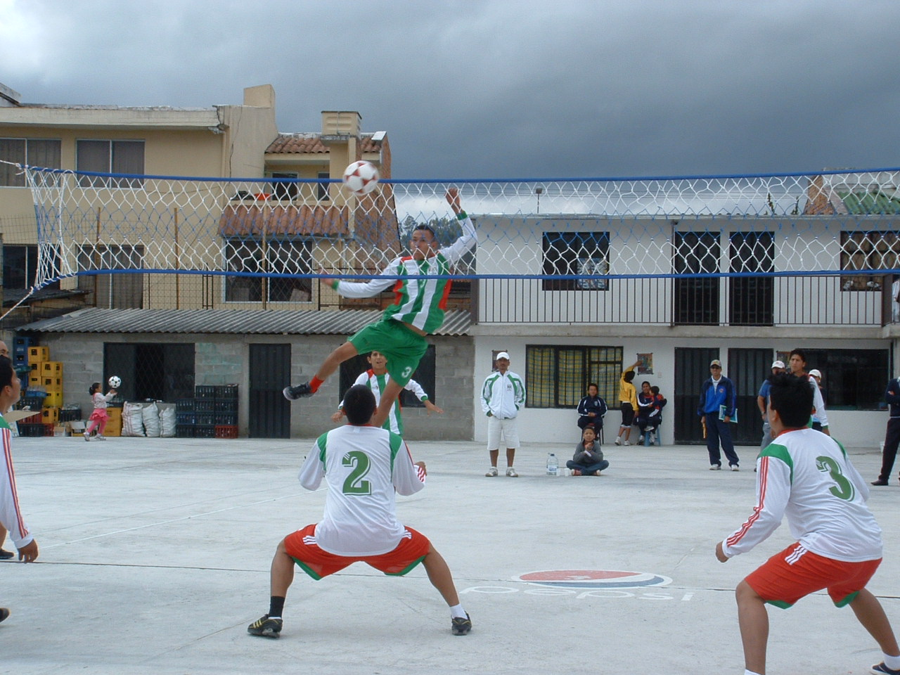 Las noticias desde Ibarra: El ecuavoley barrial se juega en Tungurahua