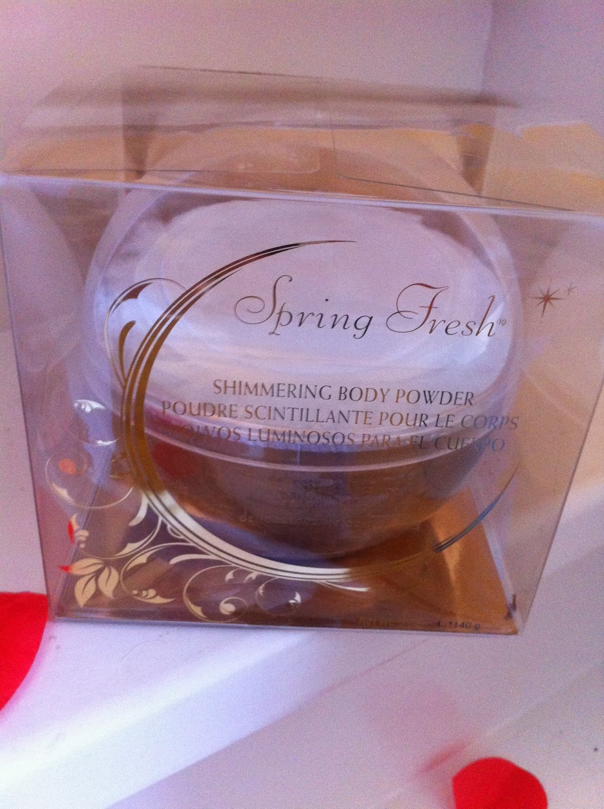 Belle chases the beast: Shimmering body powder -Douglas