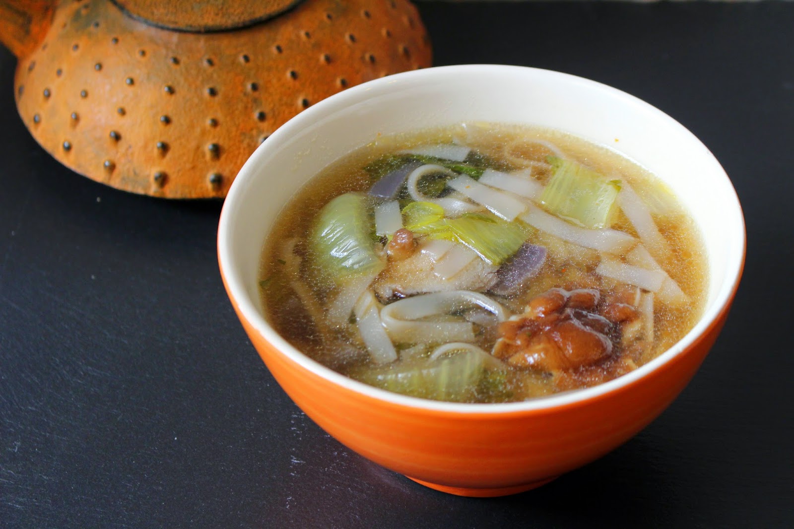 Sopa oriental de pak choi y setas shiitake (receta casi vegana)