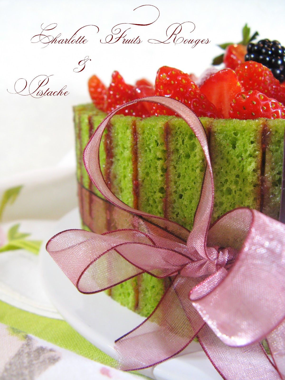 J'en reprendrai bien un bout...: Charlotte Fruits Rouges & Pistache