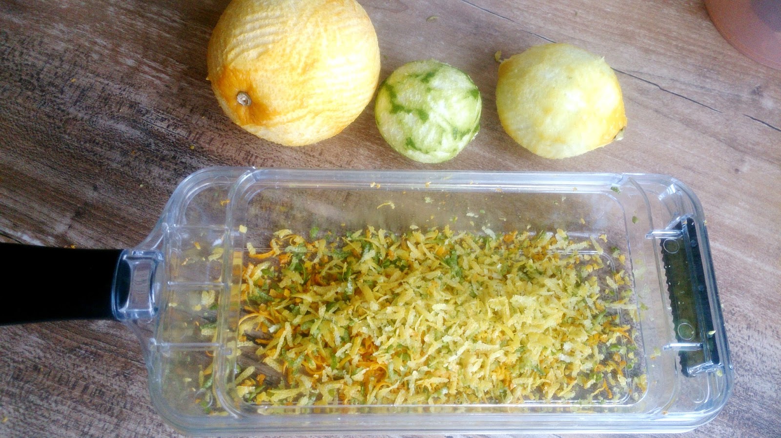 Soft Kitchen: Coaja rasa de lamaie, limeta si portocala cu zahar