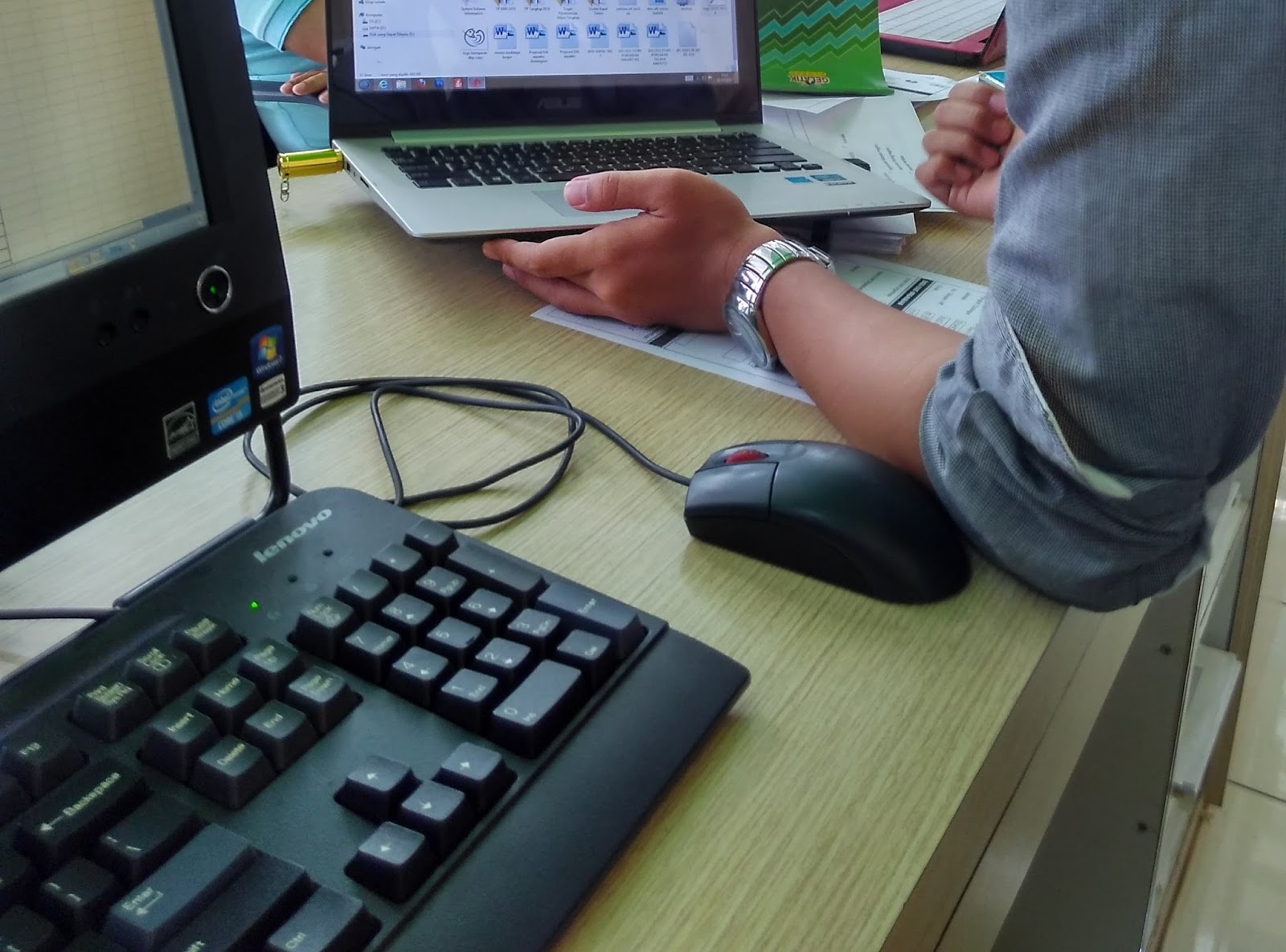 Tips Cara Bekerja Lebih Produktif Dimulai dari Meja Kerja Anda - asrot