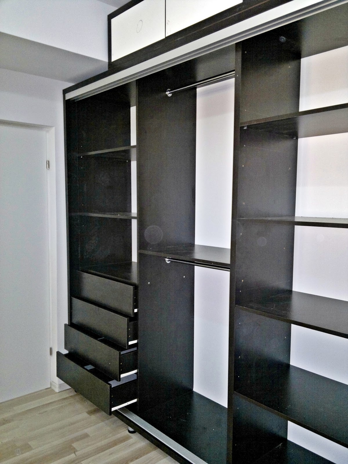 BLOGUL CU MOBILA: Dressing in alb si negru