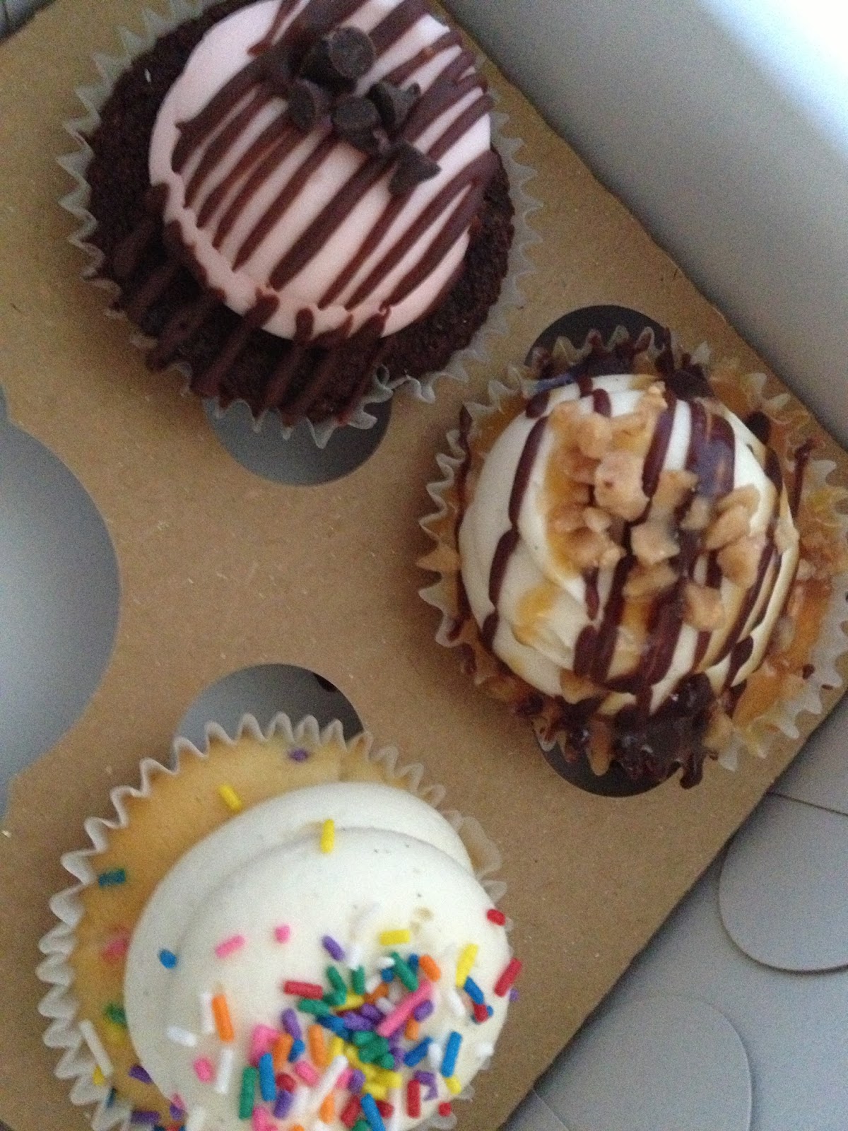 KARA'S STORIES: Three Cupcakes