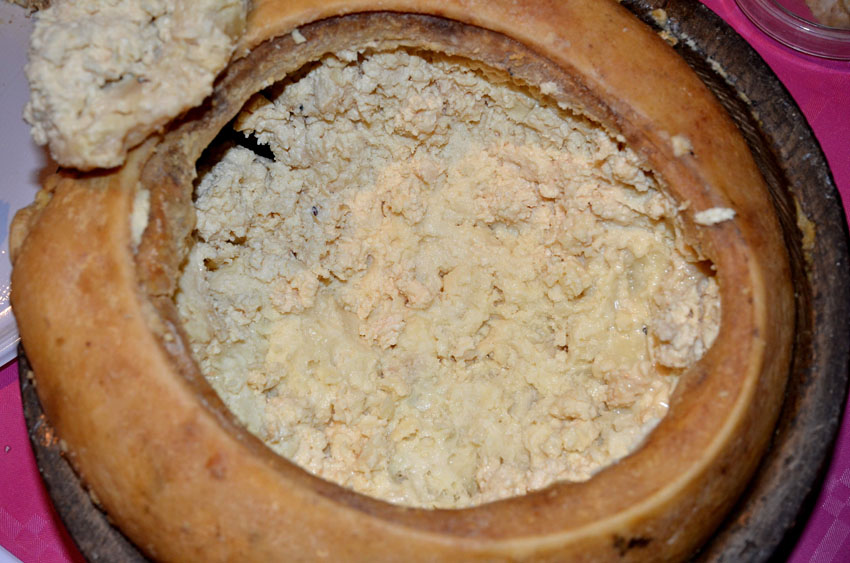 Mahengechromis: La cena entomofoga: casu marzu