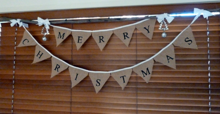 Stylish Settings: Merry Christmas Burlap Bunting