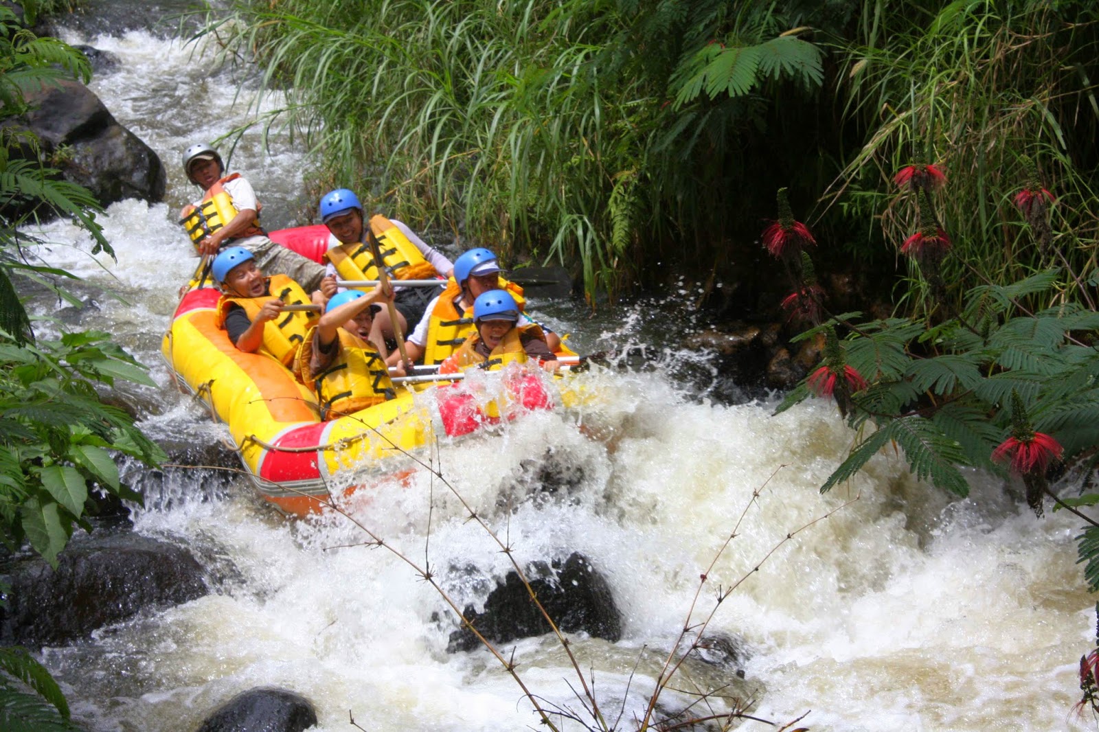 RAFTING SUBANG RAFTING CIPUNAGARA ARUNG JERAM SUBANG DI SUNGAI ...