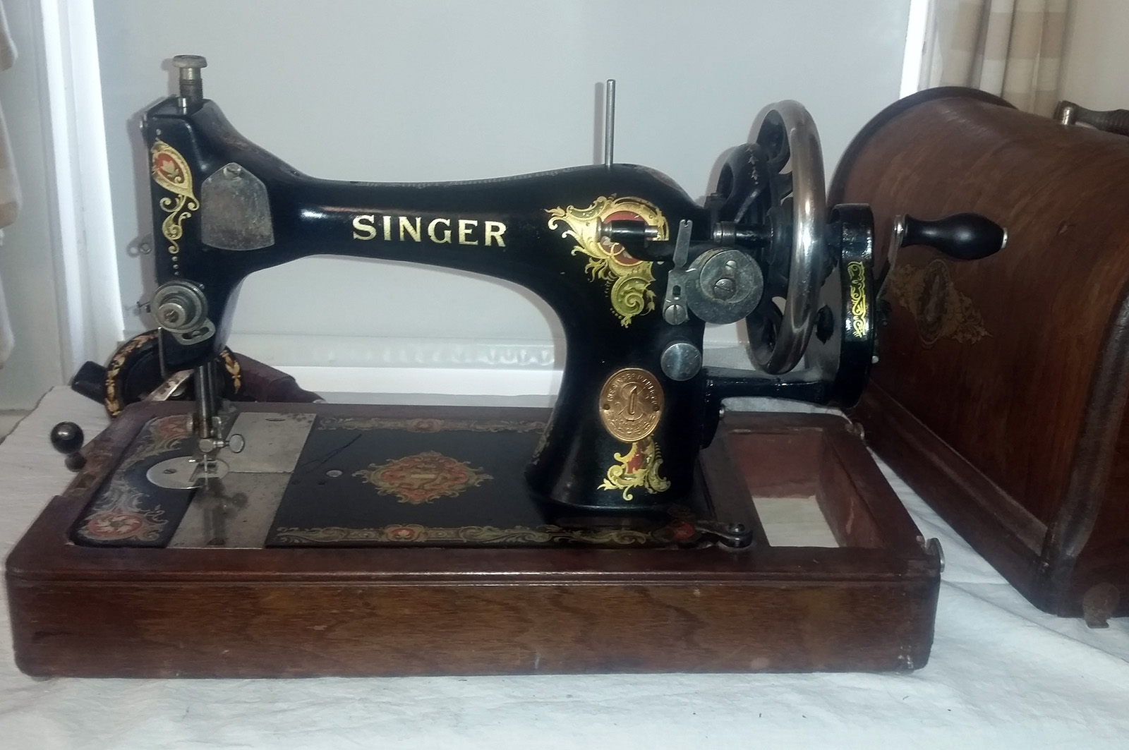 Old Singers And The Like: 128 Gets Its Singer Hand Crank