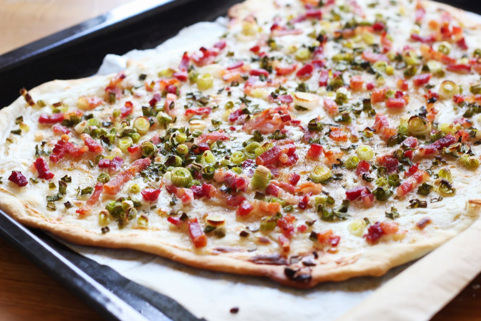 Flammkuchen mit Speck und Lauchzwiebeln | Fashion Kitchen