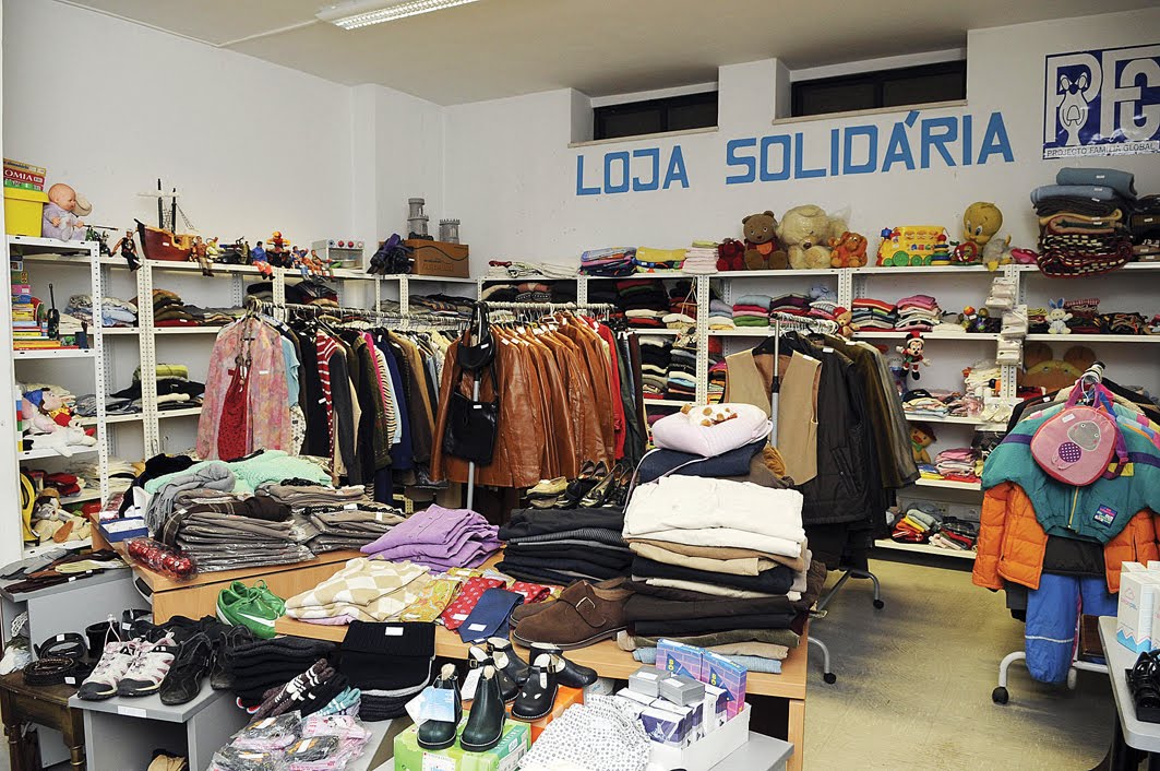 Jornal da Região: PORTELA DE CARNAXIDE Loja Solidária é fonte de receitas