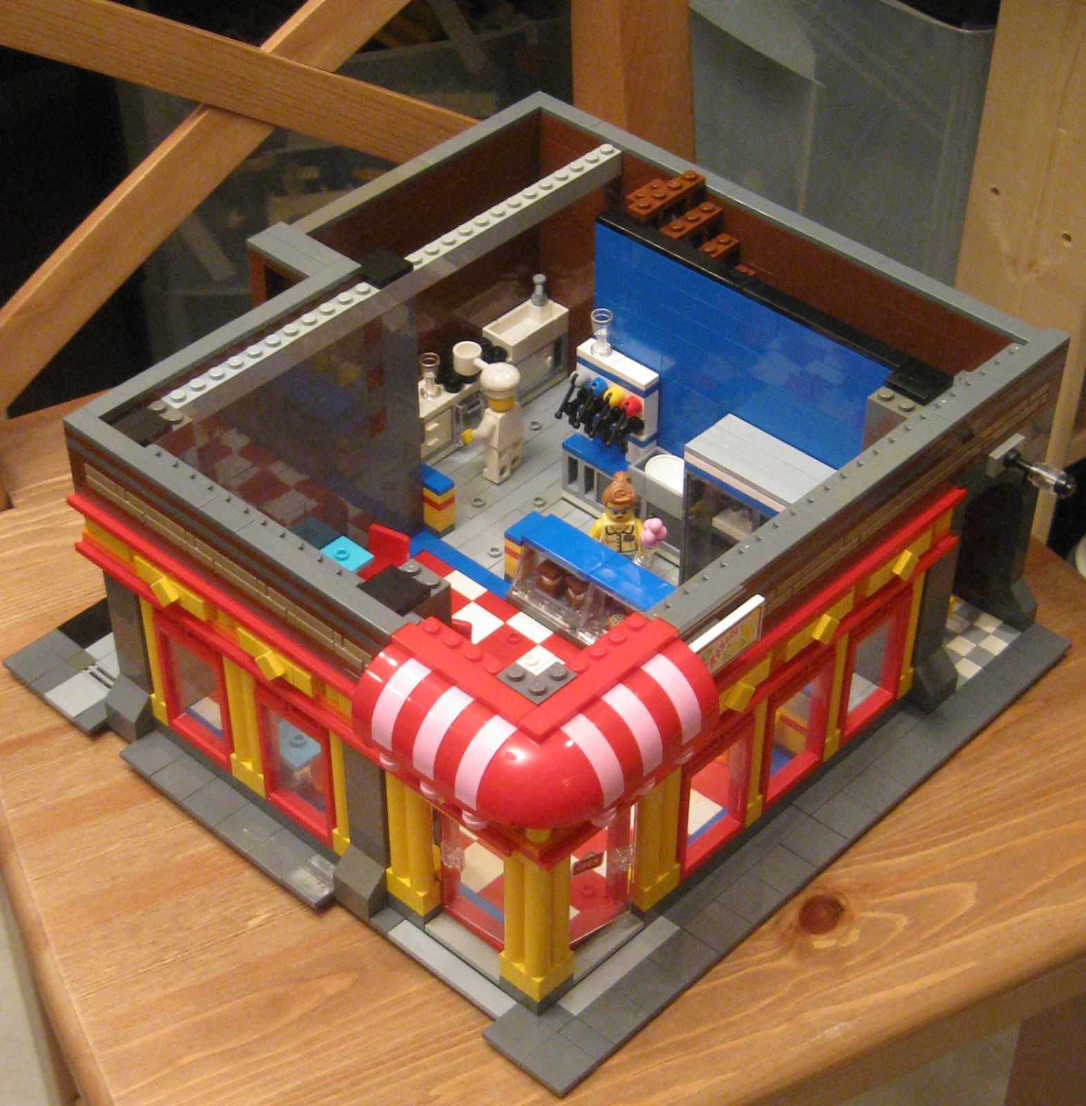 randuwa: Lego City Ice Cream Store