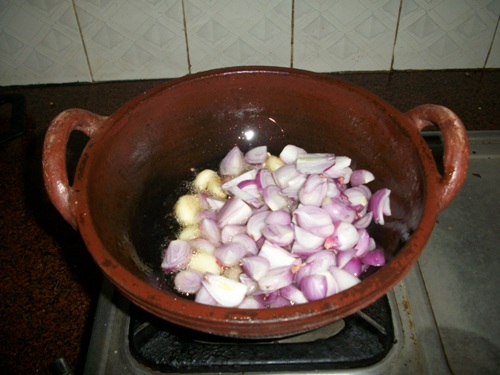 Ulli Theeyal Recipe | Onion Curry for Rice