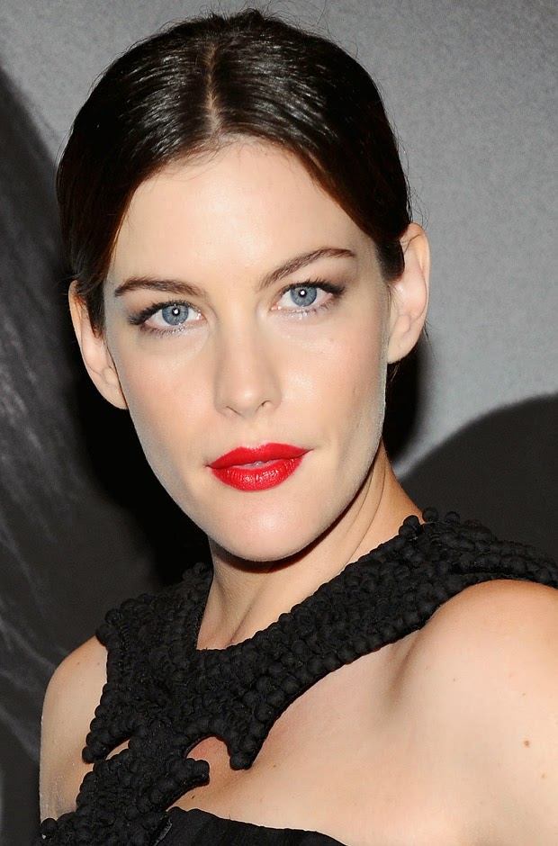 Nails tale : Karmin twych ust. #1 Blada cera czerwone usta?