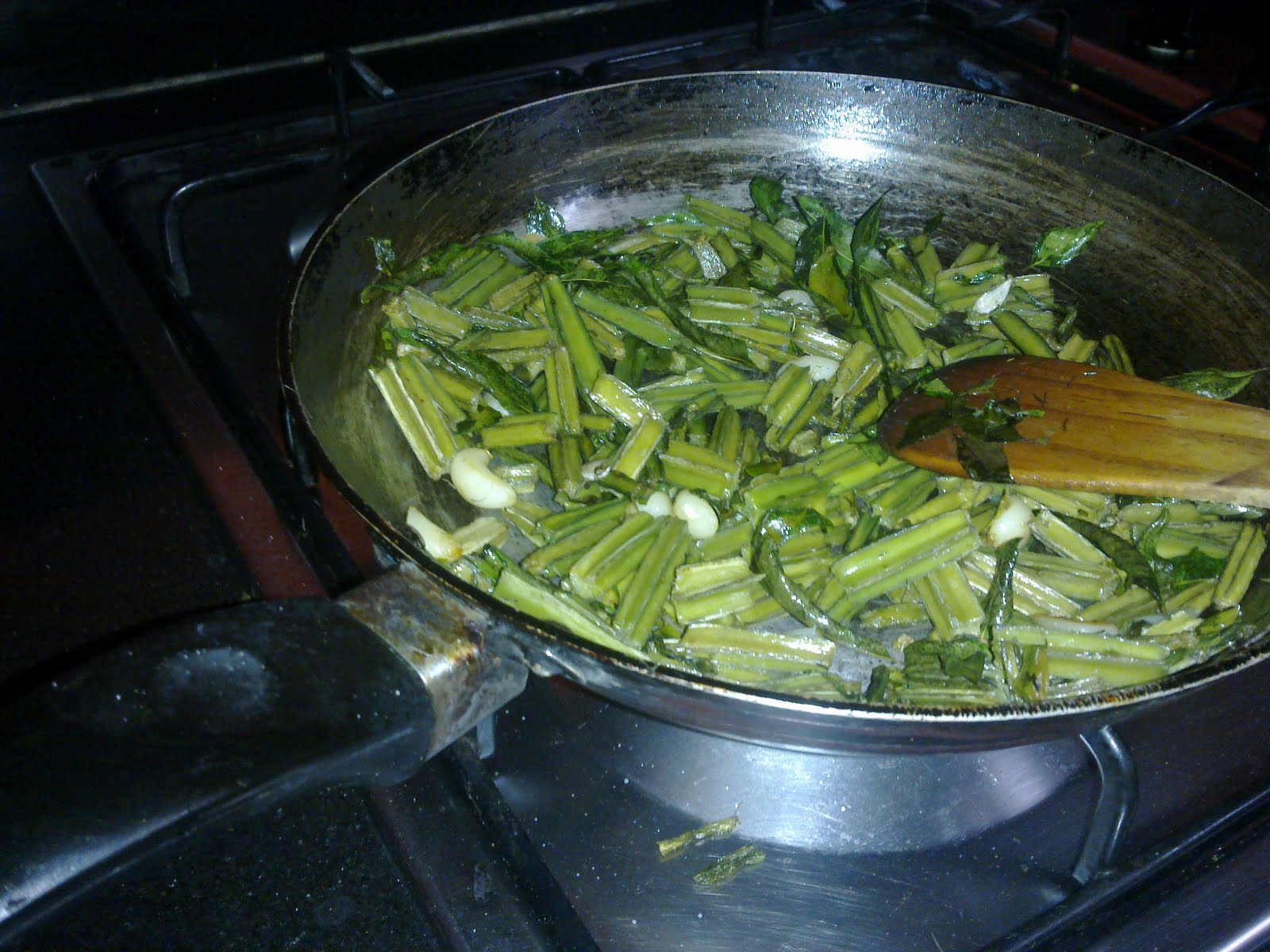 Prabhasekar Kitchen.blogspot.com: Pirandai Thoovayal