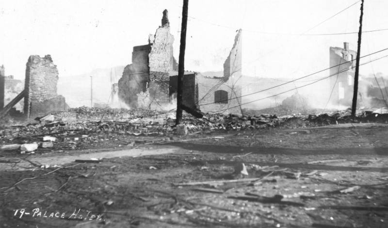 40 Rare Vintage Photographs of Two Fires That Nearly Decimated Cripple ...