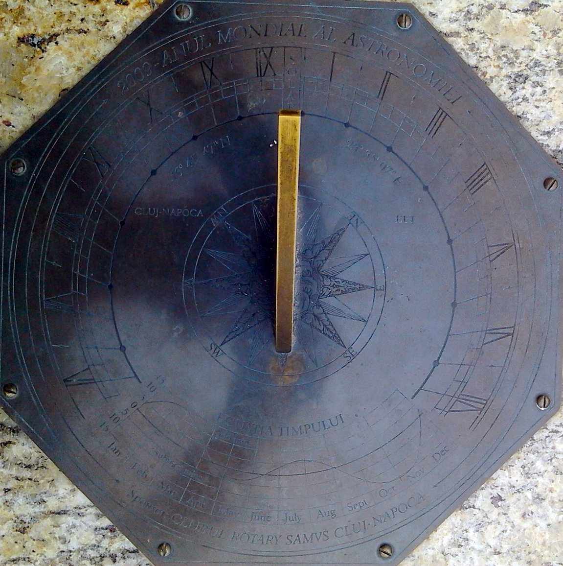 Cercul de stele: Cadran solar măcinat de timp