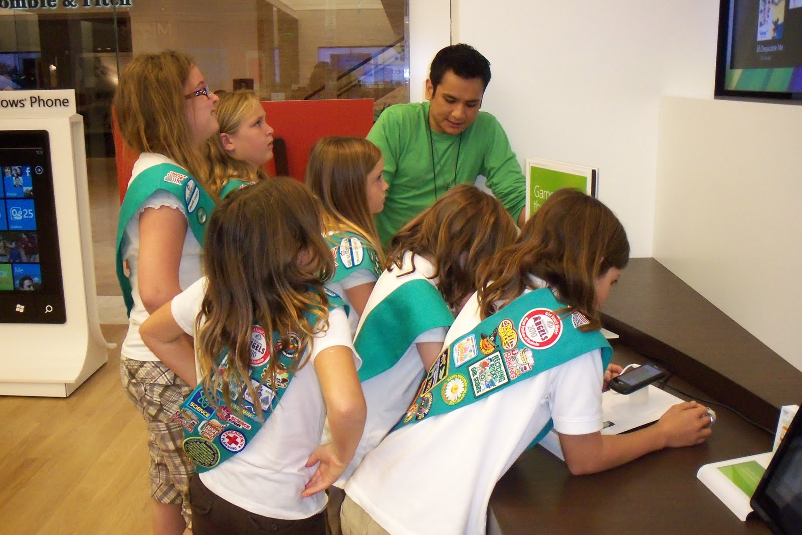 HUNTINGTON BEACH GIRL SCOUT TROOP 746: EARNING OUR COMPUTER FUN BADGE