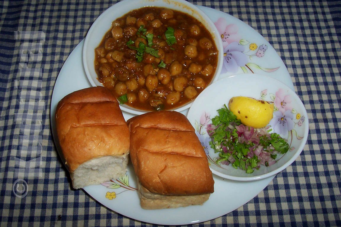 Kudpiraj's Garam Tawa: Paav Chole