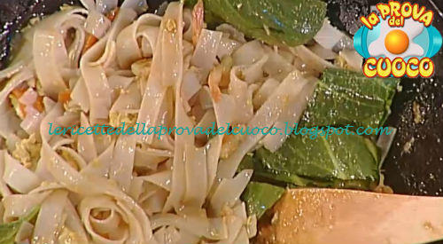 Noodles di riso saltati con salsa di soia e gamberetti ricetta Vaty ...