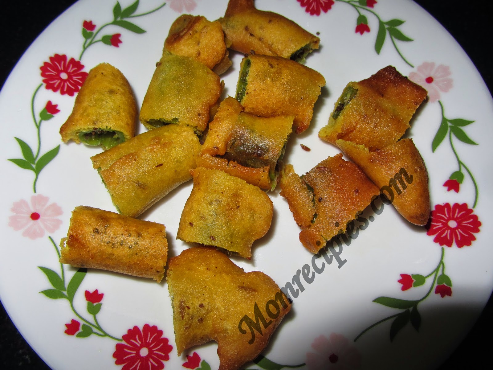 Mom's Recipies: Cut Mirchi Bajji / Masala Cut Mirchi ~ Street Food