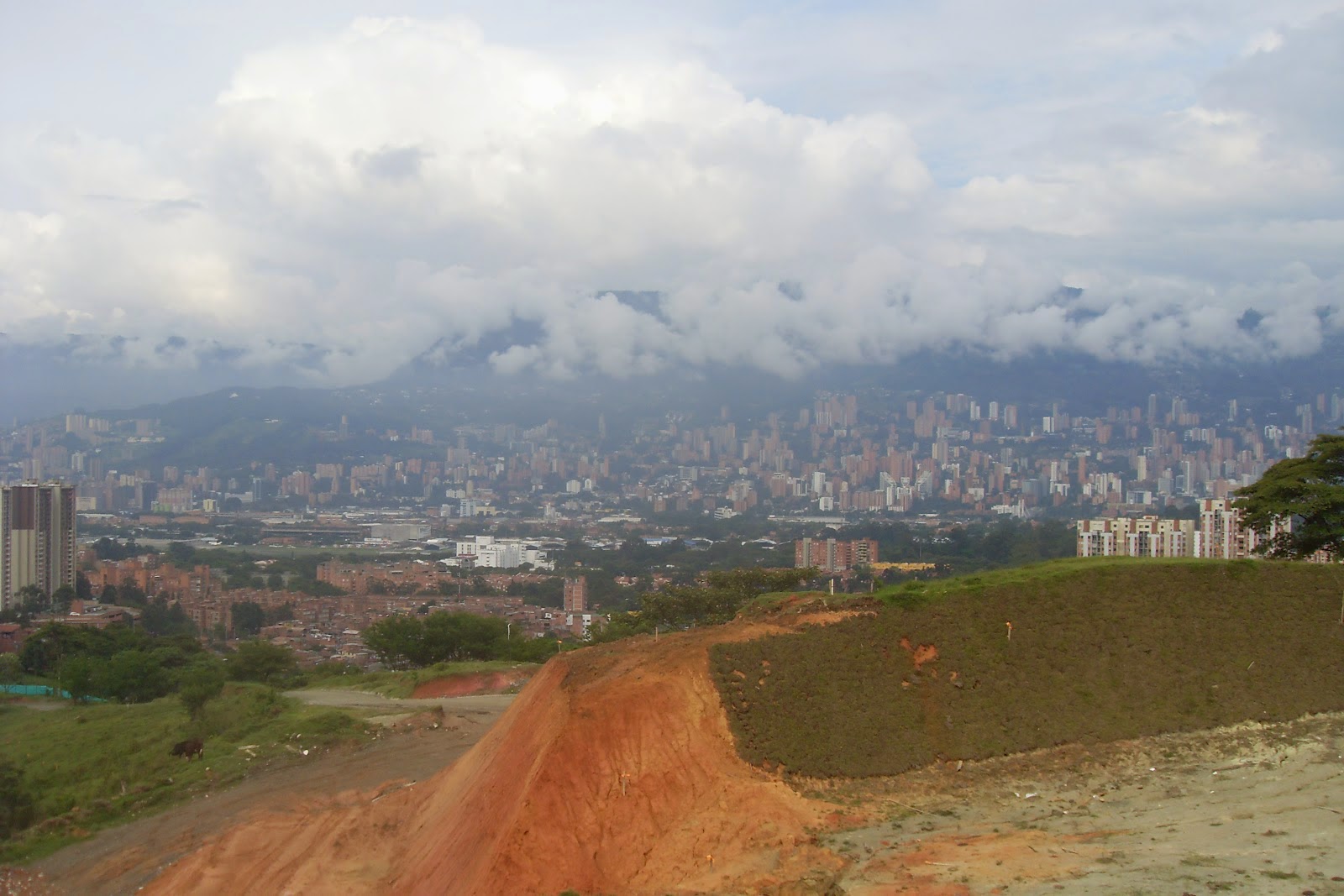 PARTE BAJA DEL CERRO Y CON MUY BUENA VISTA. | cerro de las tres cruces