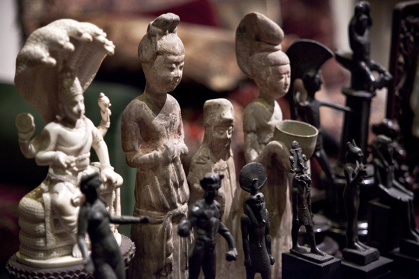 ARTS&FOOD®™: Sigmund Freud's Study and Desk - Full of Art Objects ...