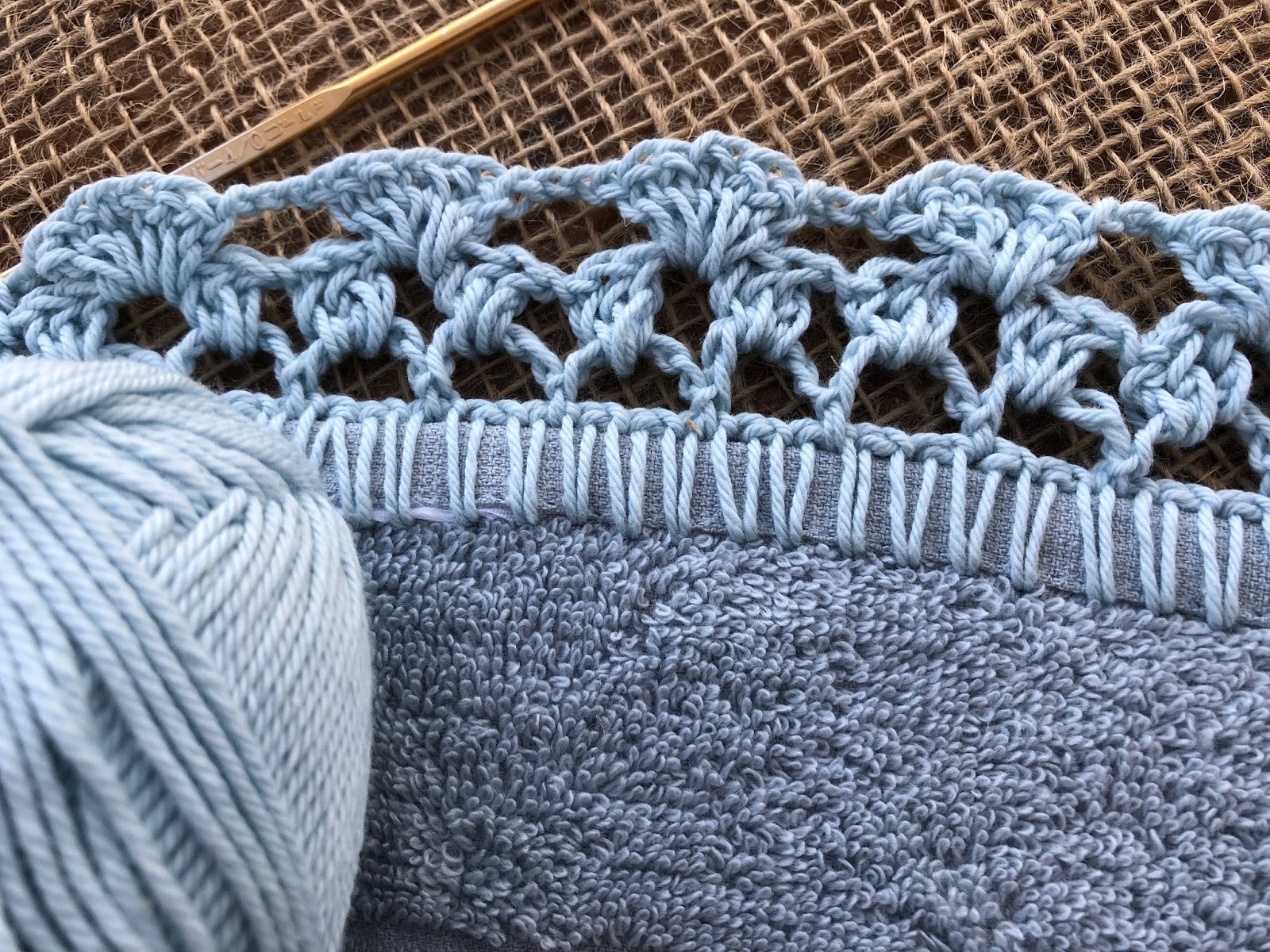 The Bluebirds are Nesting...: A pretty and easy crochet edge.