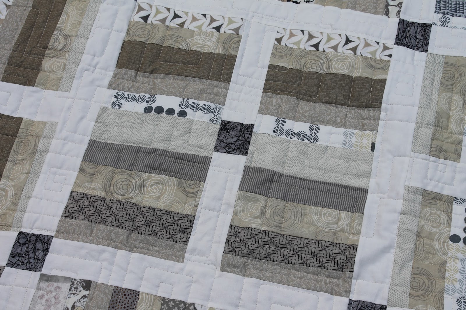 Quilting is more fun than Housework...: Neutral Strings - A Finish
