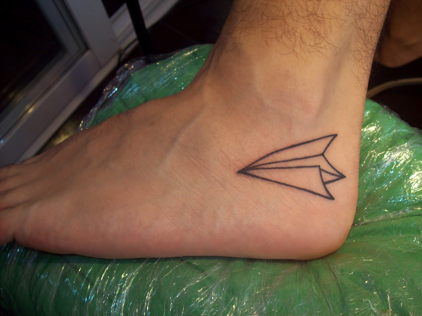 Tattoos, piercings, murales, craft art...: avioncito de papel