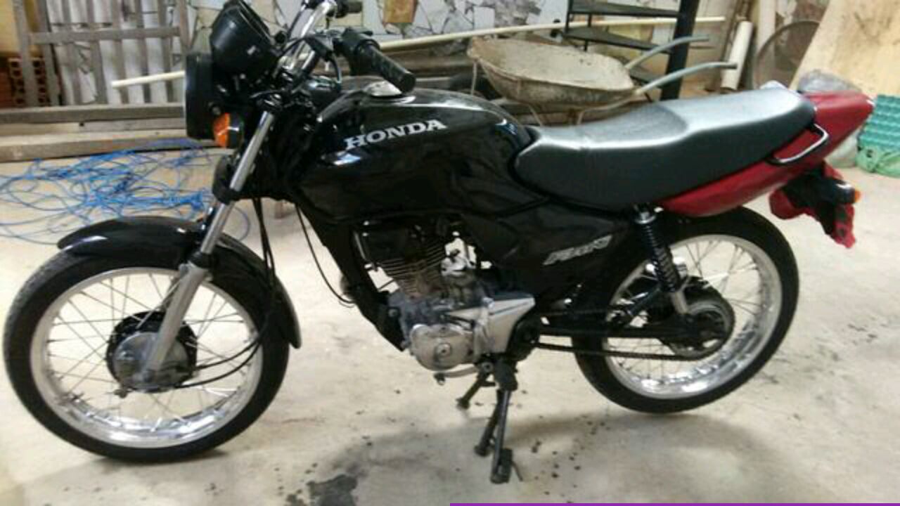 Vende-se uma moto Honda Fan, em Mairi