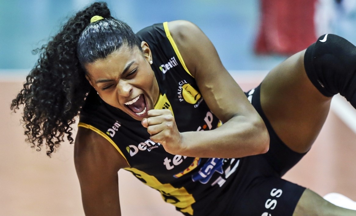 Fernanda Garay renova com Praia Clube por mais uma temporada