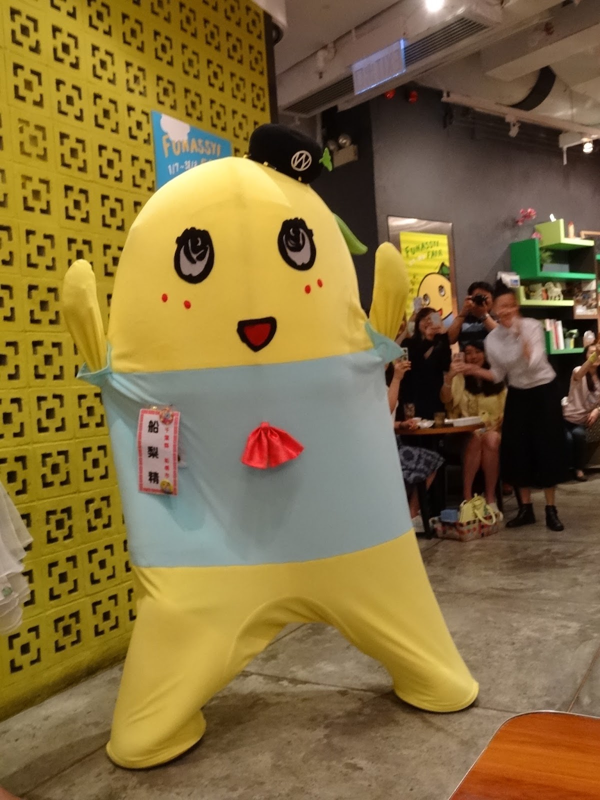 WEBS OF SIGNIFICANCE: Funassyi delights in Hong Kong! :)