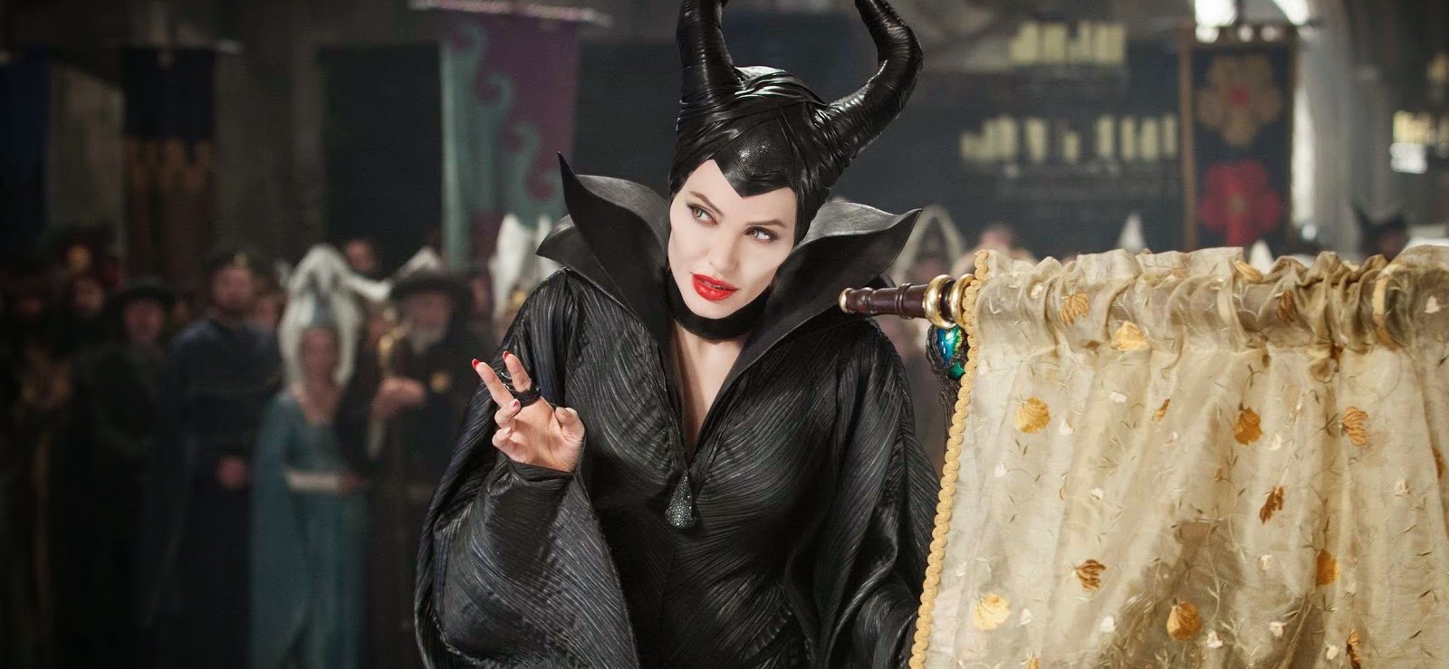 Malévola | Angelina Jolie, Elle Fanning e Sam Riley em imagens inéditas ...