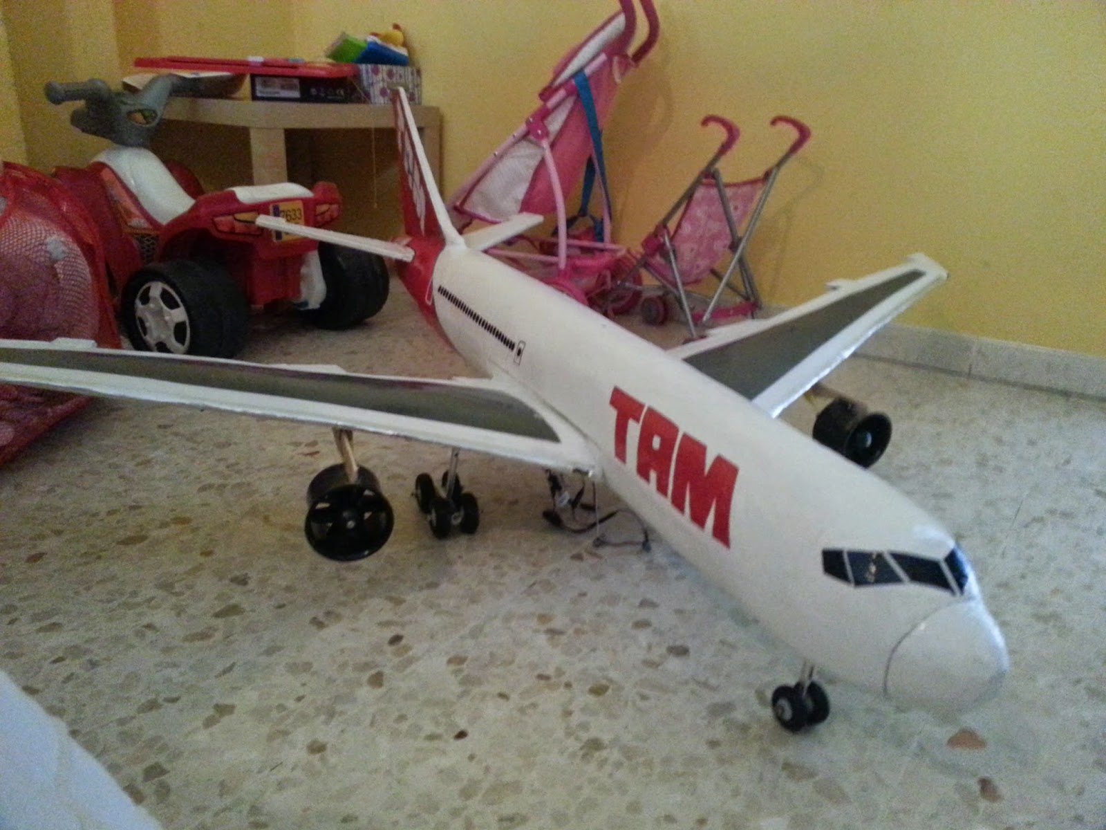 AVIONES RC DEPRON: CASI TERMINANDO BOEING 767 TAM