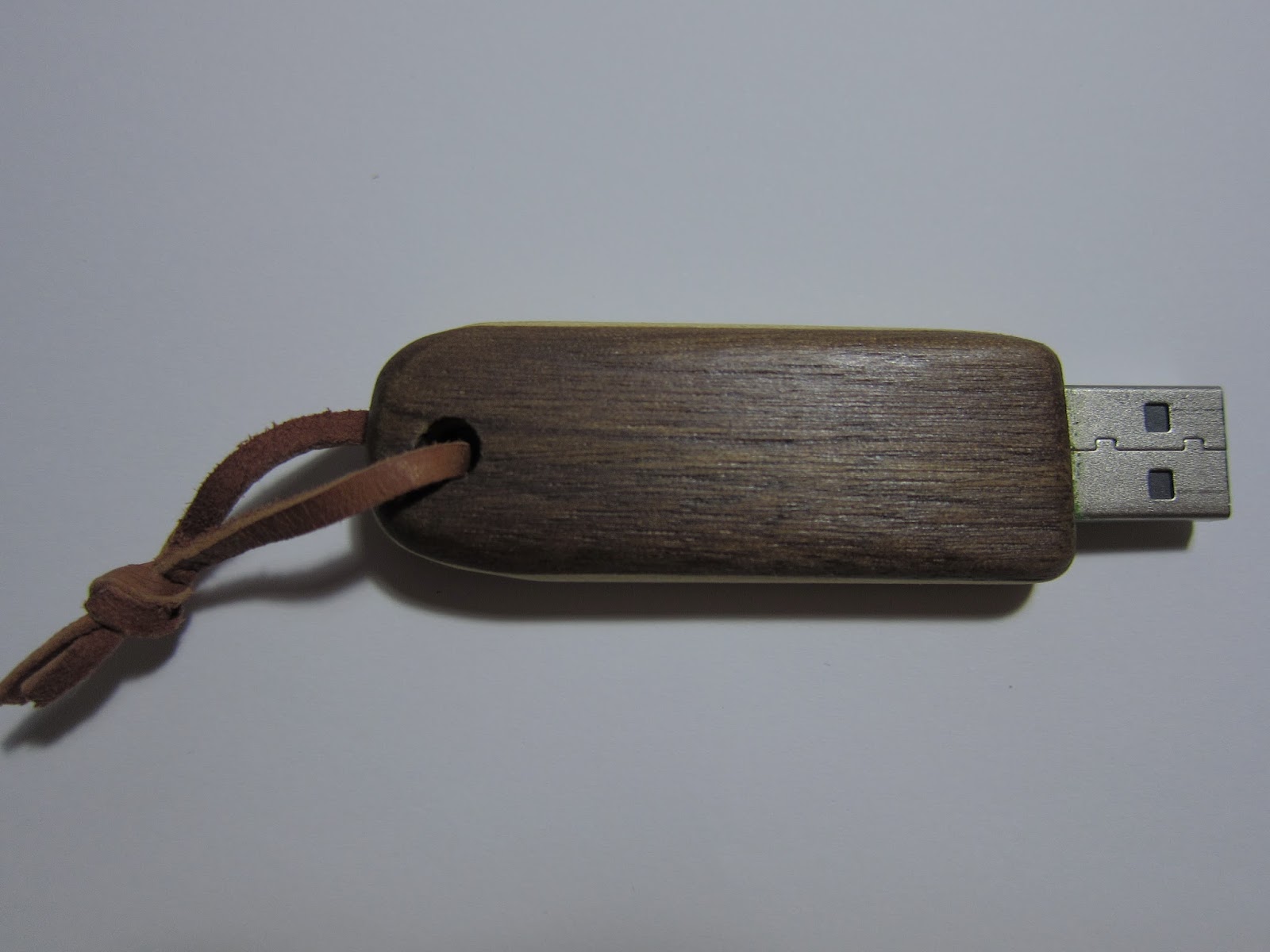 Custom wooden USB flash drive from Fox Brothers - Tech News 24h