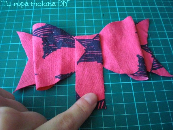 Tu ropa molona DIY: DIY: Camiseta con escote asimétrico