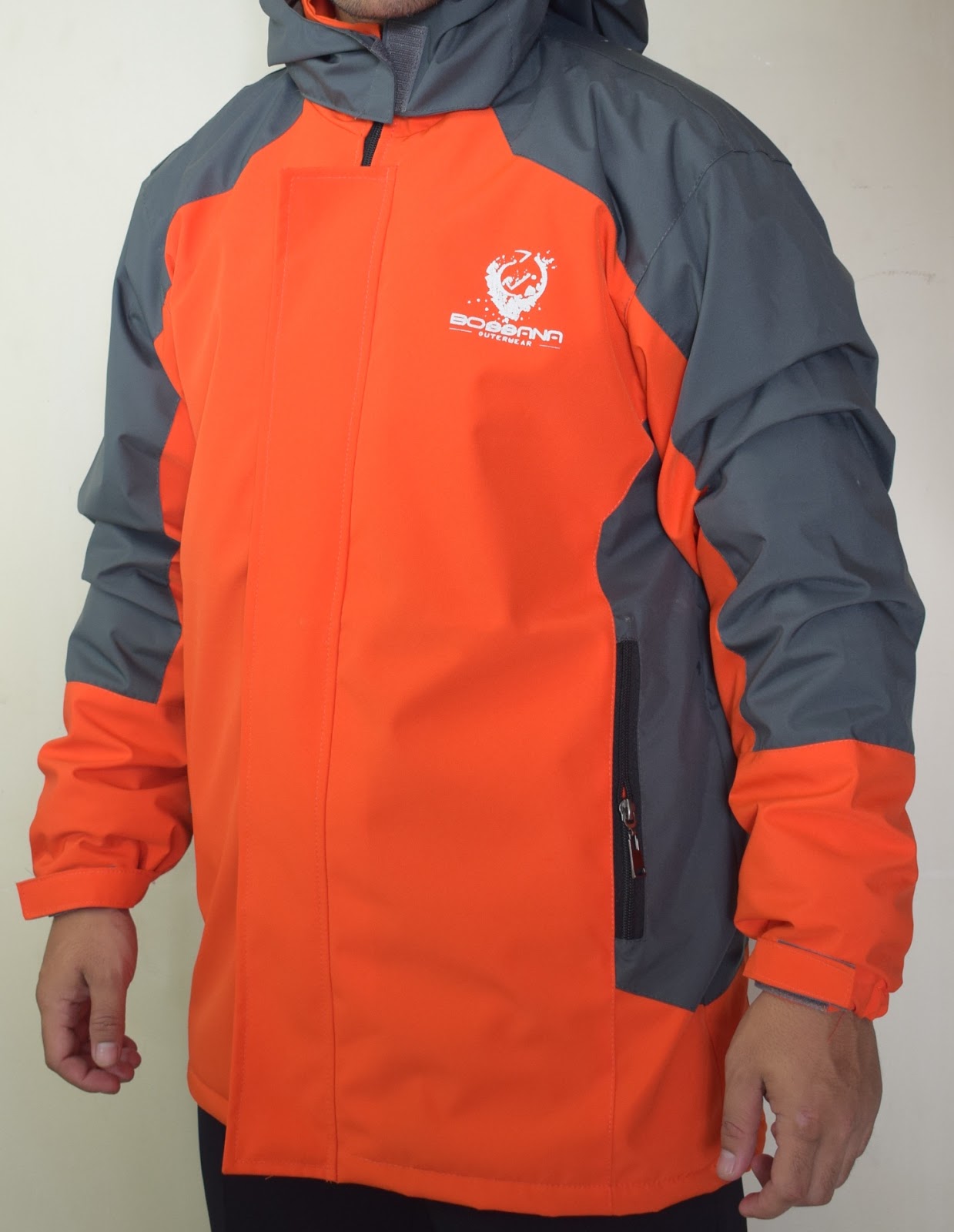 Tips Memilih Jaket Waterproof yang Asli | Jalantikus