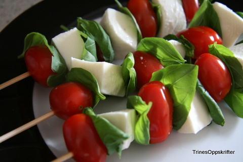 Trines Oppskrifter: Grillede rekespyd med mozzarellaspyd og pølser til ...