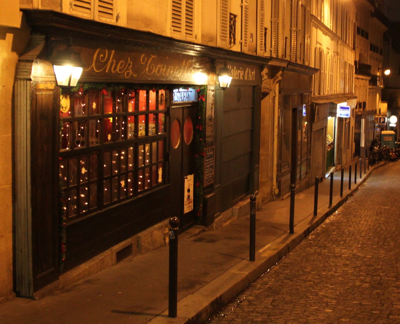 The Travel Bites: Chez Toinette, Paris - economy seating, first class food