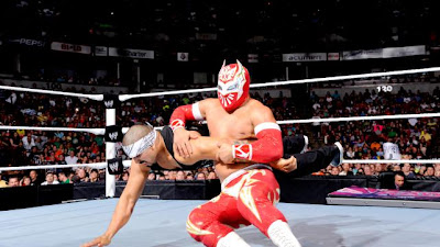 WWE In live!!!!: SIN CARA vs HUNICO