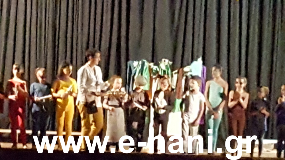 e-hani: Καθήλωσε μικρούς και μεγάλους το ΜΑΓΙΚΟ ΔΕΝΔΡΟ στα ΑΣΠΡΑ ΣΠΙΤΙΑ ...