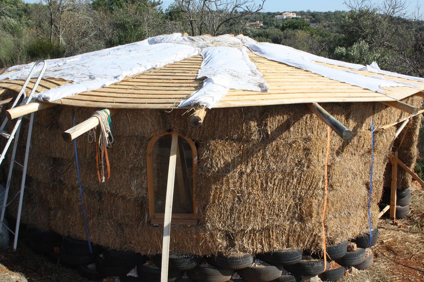 Eco yurt van strobalen: Building a Straw Bale Roundhouse