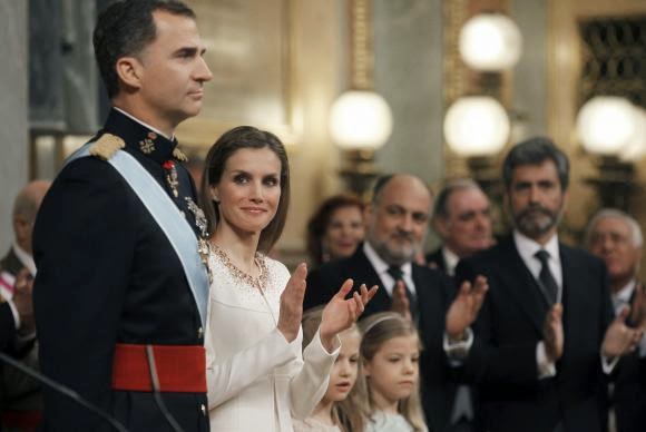 Felipe VI é proclamado rei da Espanha.