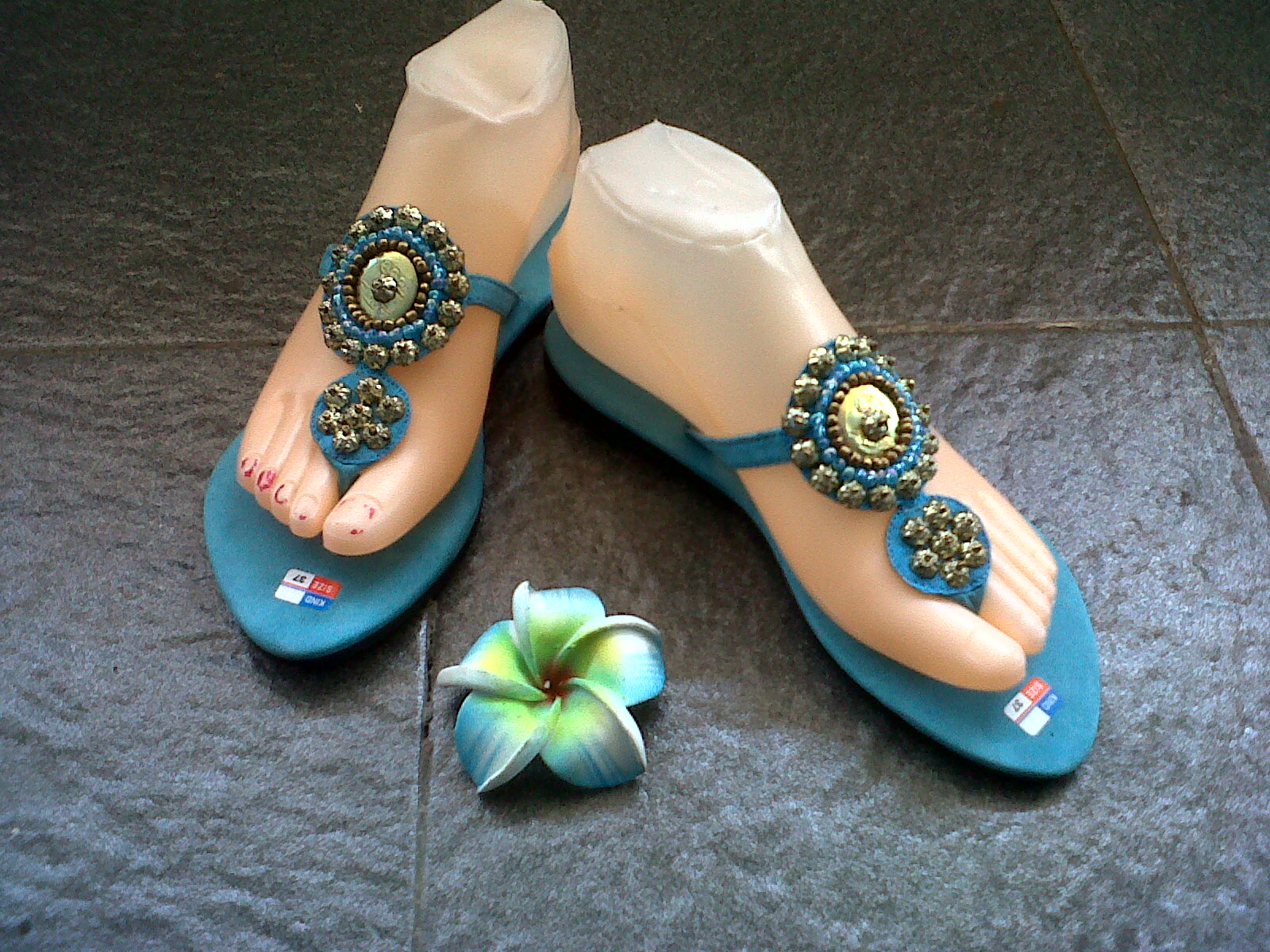 Oleh-Oleh Khas Bali: Sandal Two Moon