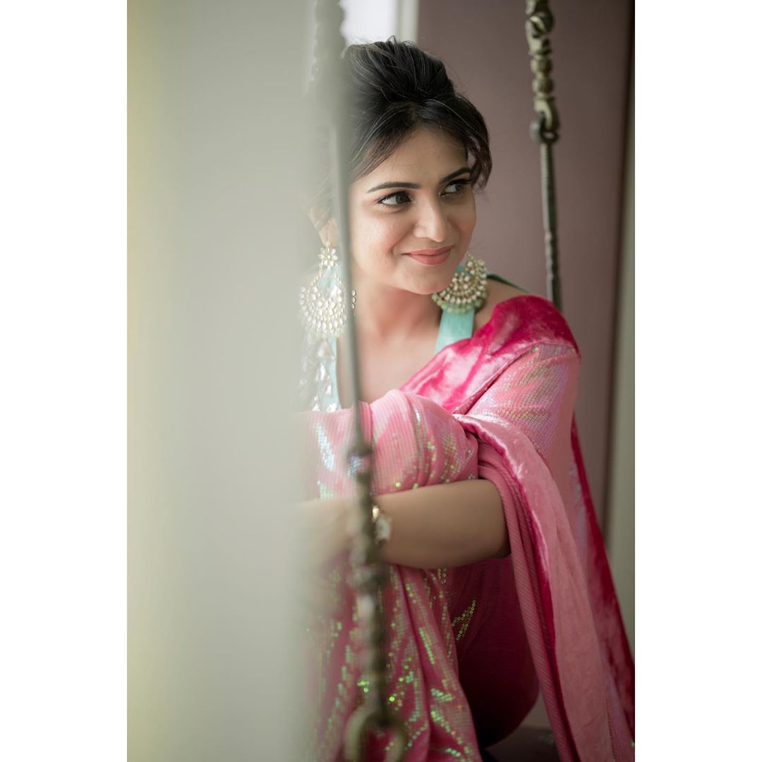 Anchor DD Divyadarshini Glam Pink Saree Photoshoot
