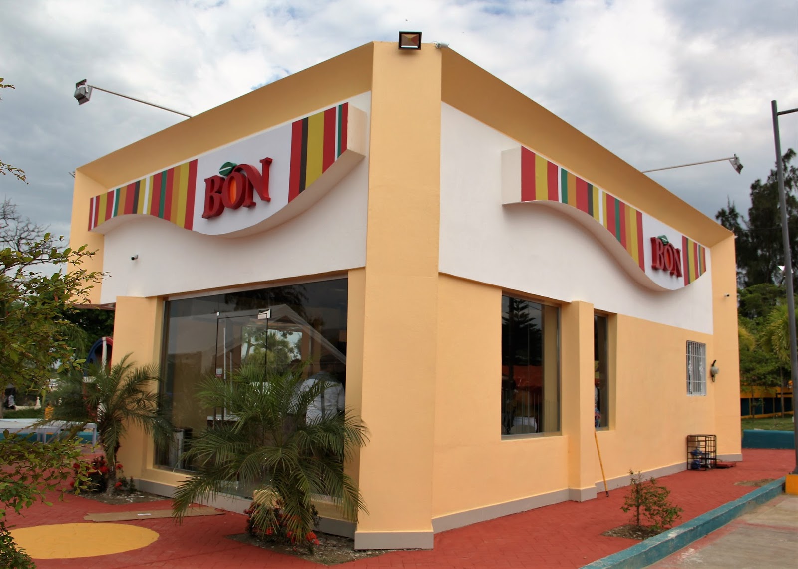 Vive Sano RD: Helados Bon abre segunda franquicia en La Esperanza ...