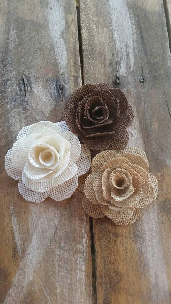 Aprende cómo hacer hermosas flores de yute o de tela arpillera ...