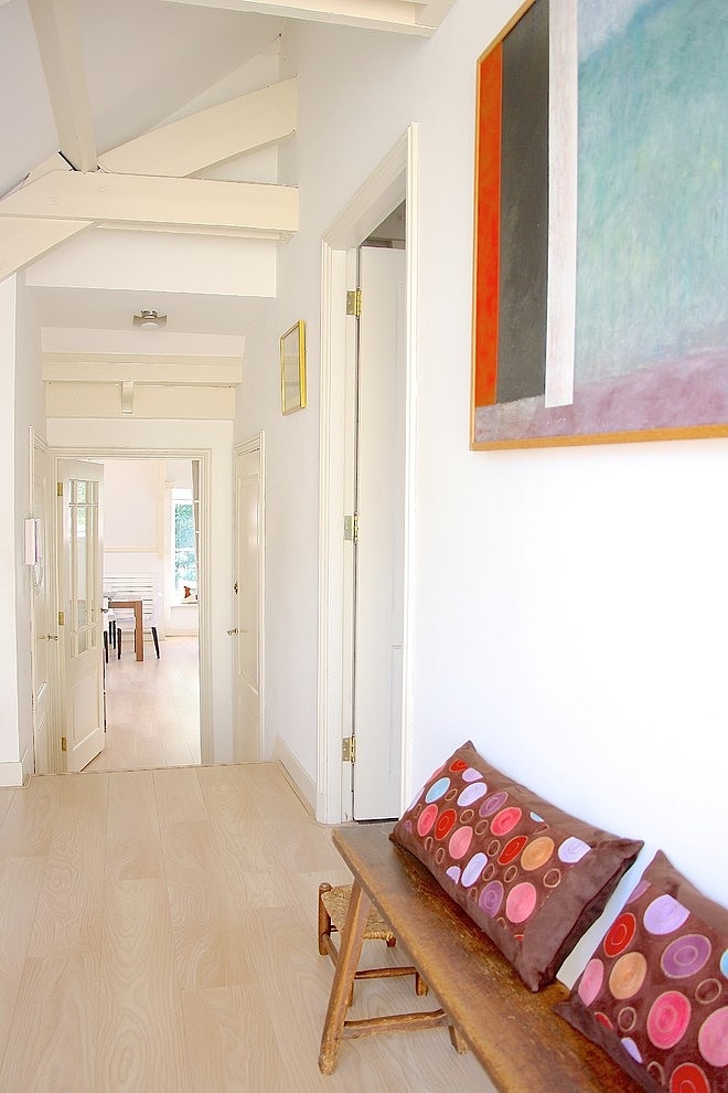 Keltainen talo rannalla: Kolme kotia